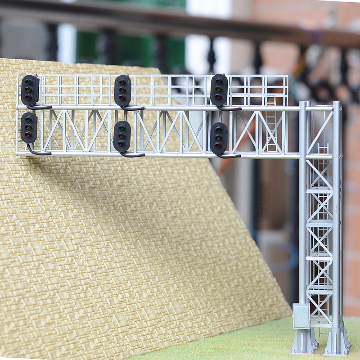 1 x HO scale model 3 colors block cantilever signal bridge 6 aspects ...