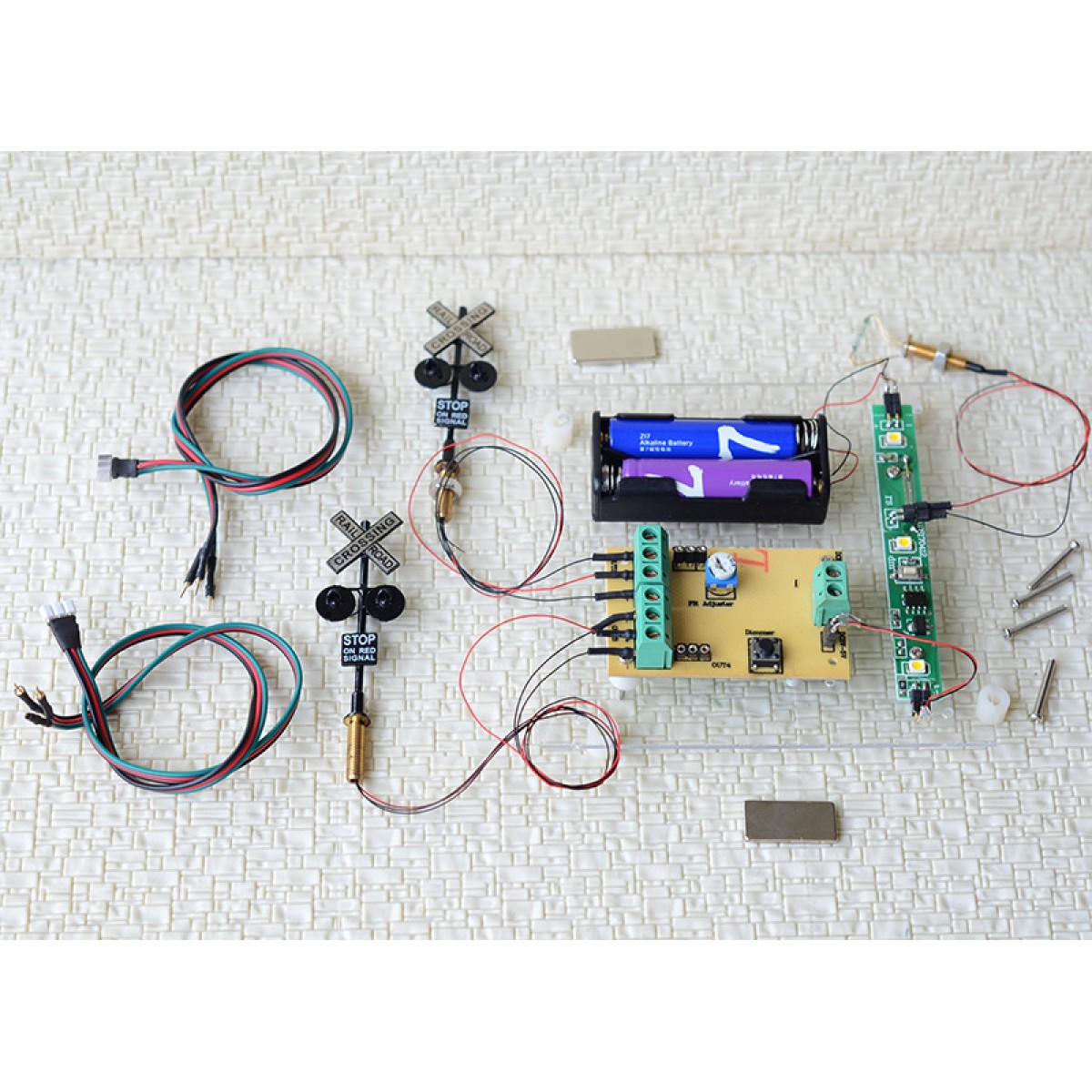2 x HO railway crossing signals + control system by train automatically ...