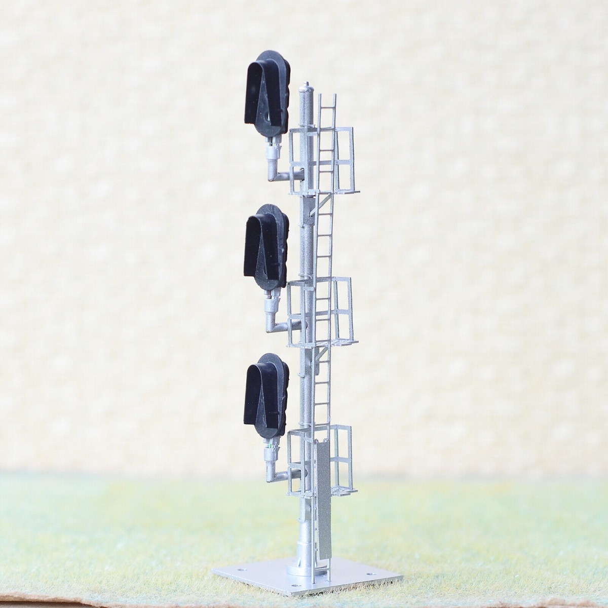 1 x HO scale model 3 colors block signal sunshield 3 heads Darth Vader ...