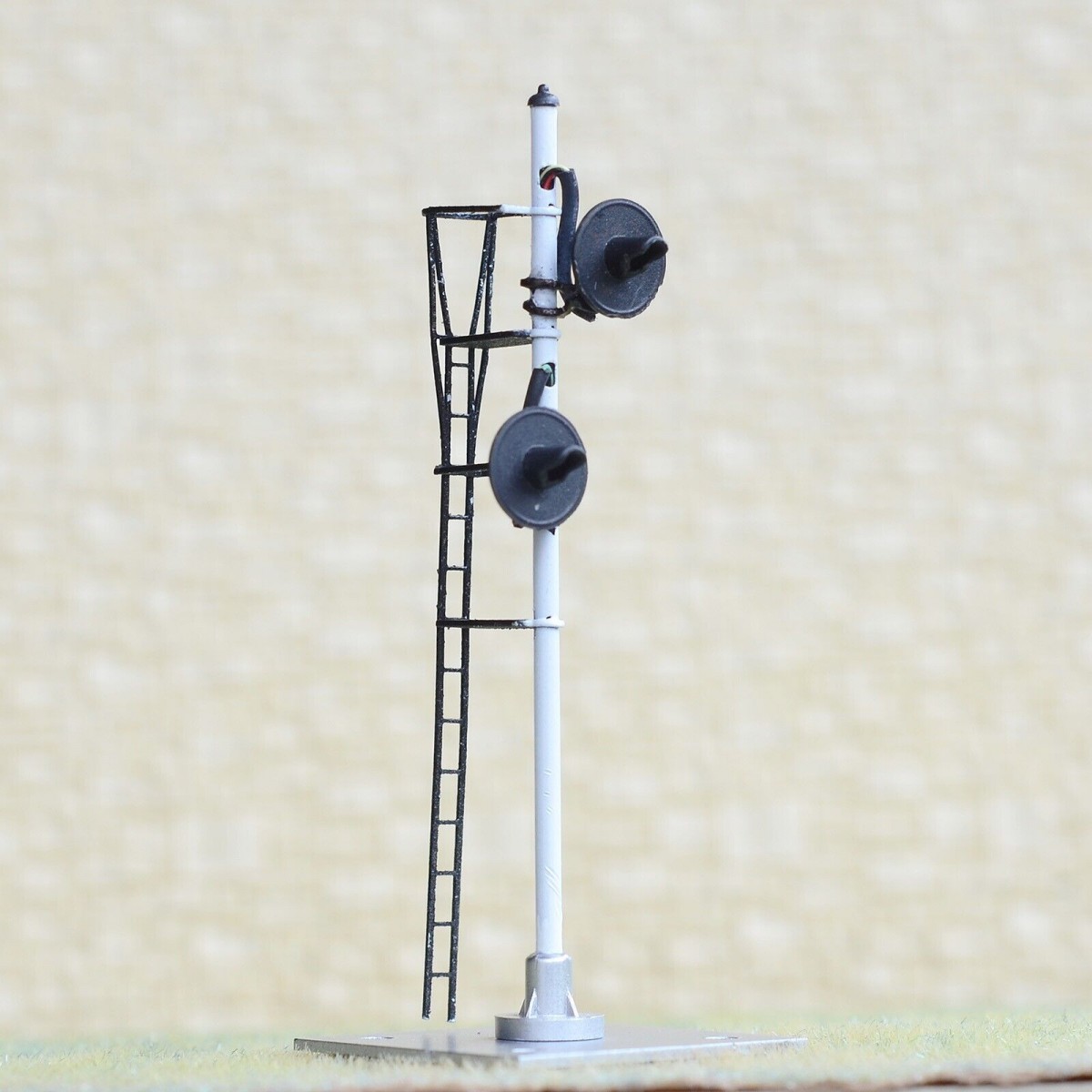 1 x HO scale 2 head searchlight offset Distant / Intermediate block ...