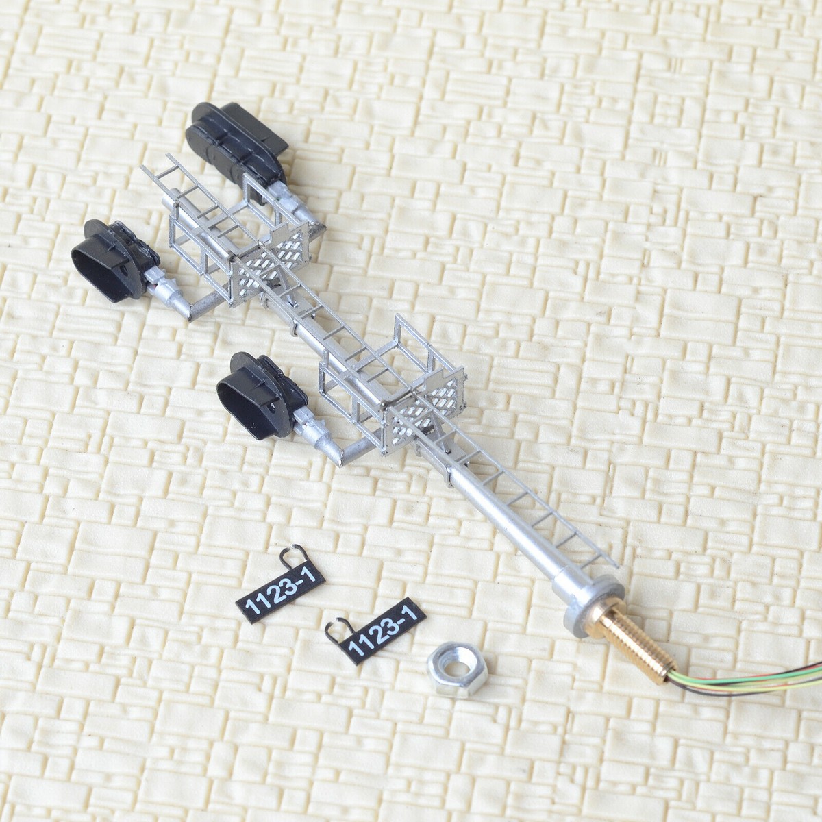 1 x HO scale Bi-Directional 3 / 2 and 2 color Intermediate block signal ...