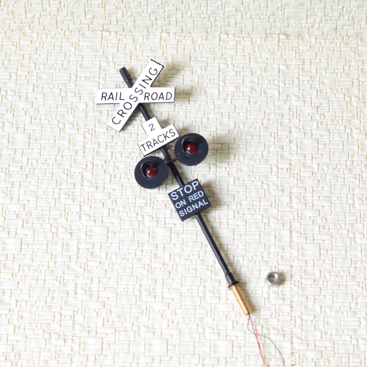 2 x O scale railroad crossing signals 2 heads + 1 x circuit board ...