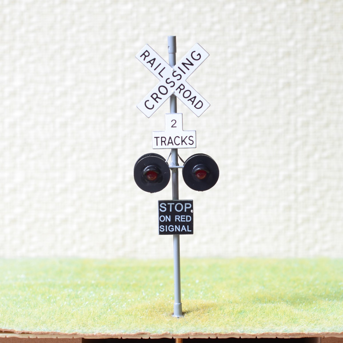 2 x O scale railroad crossing signals 4 heads + 1 circuit board flasher ...